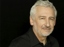 Perfil: Sir John Sorrell - Vive Totalmente Palacio